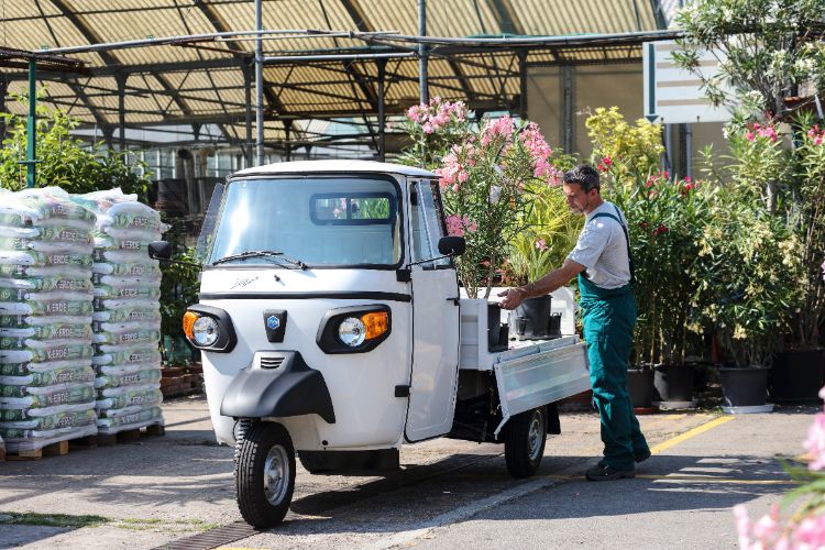 PIAGGIO MOTOFURGONI ape 400 Classic pianale E4 - Scheda dettagliata e ...